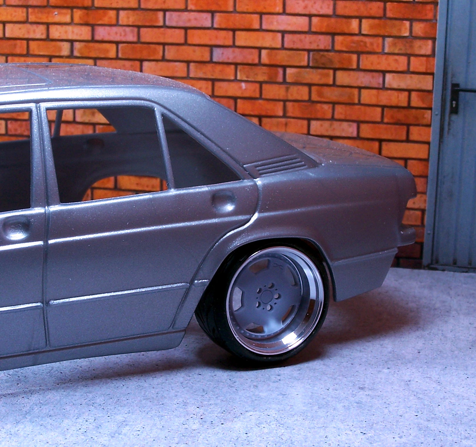 ScaleProduction 1:24/25 - 18" Levella Retro R2